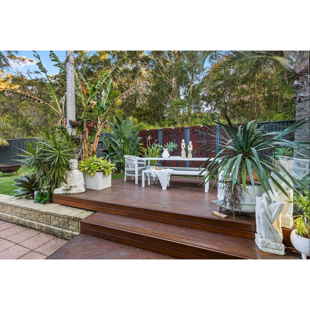 'Like a Bali oasis': Barrack Heights home hotly contested at auction