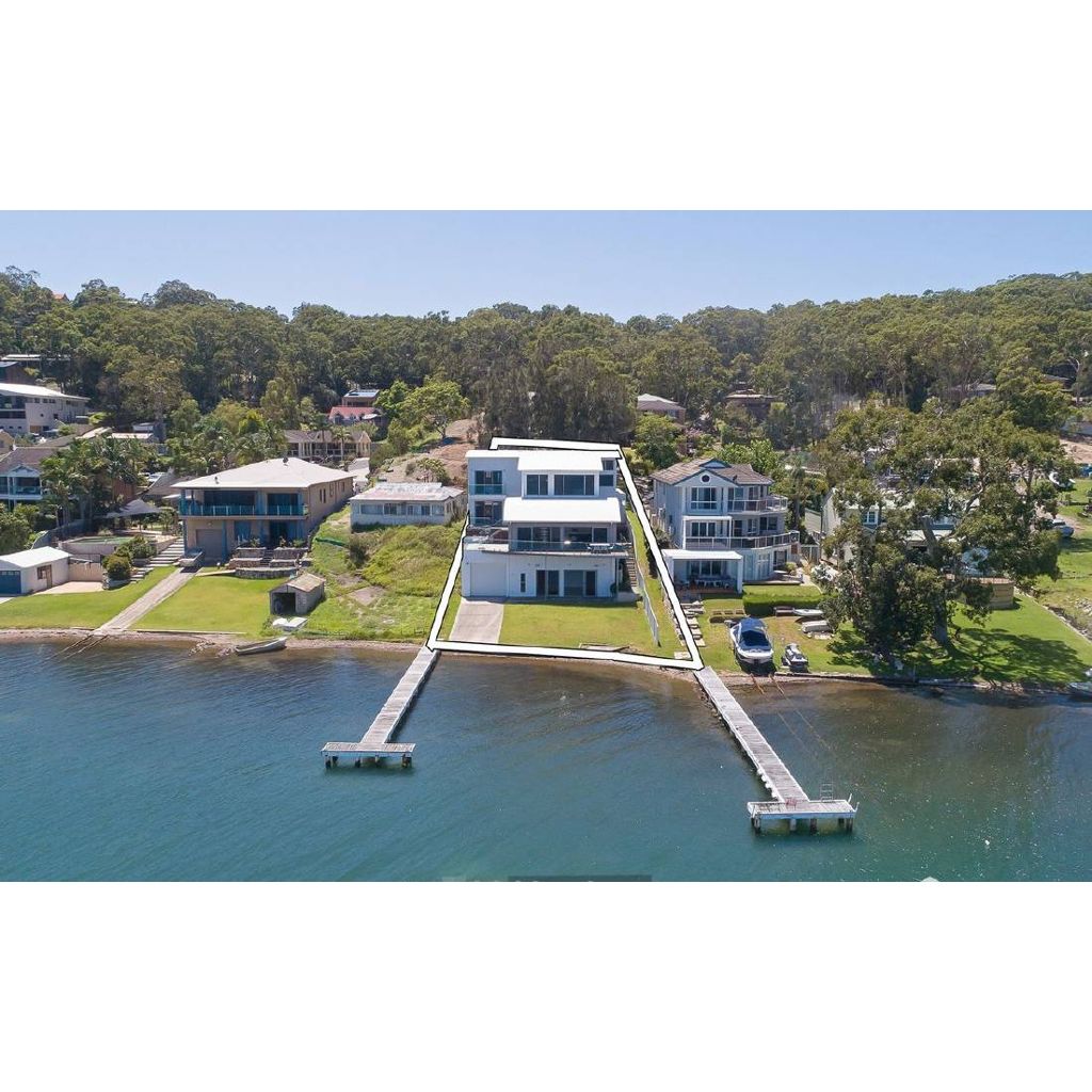 The neighbouring waterfront Lake Macquarie suburbs with a $220k price difference