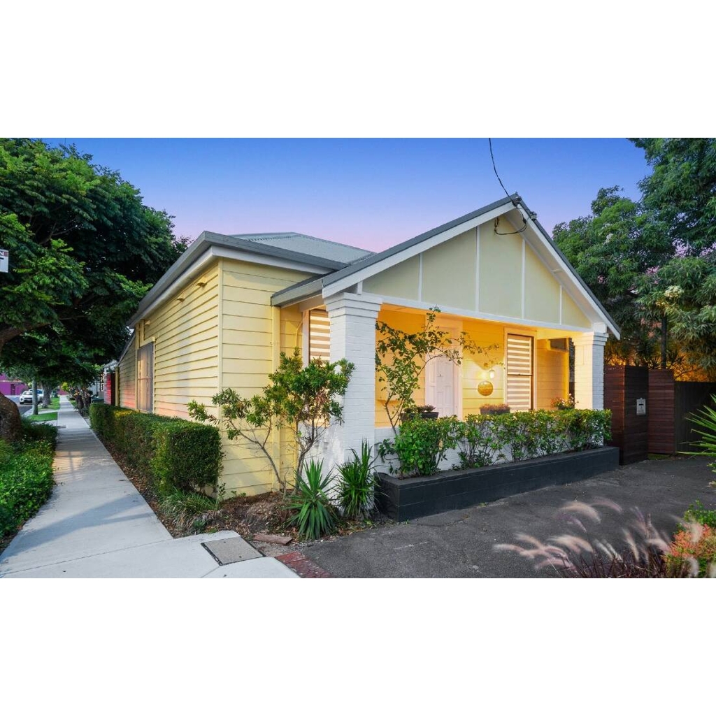 Auction of Hamilton South home breaks suburb record with $4m-plus result
