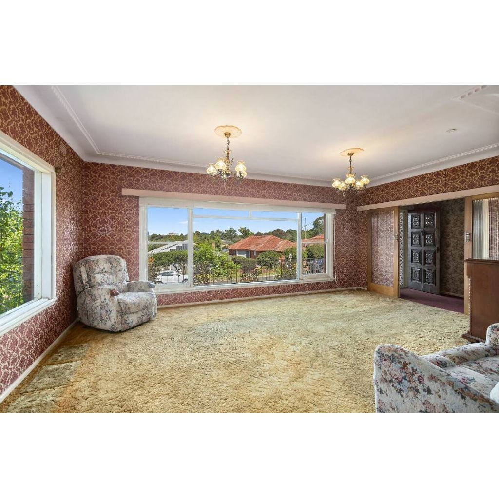 Buyers vie for Mount Ousley home, available after nearly 60 years