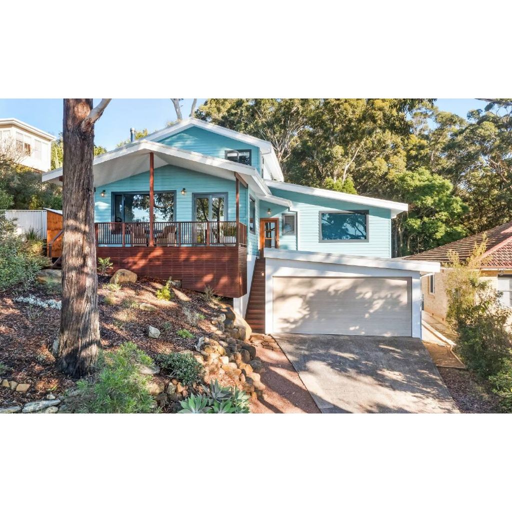 Flurry of $1000 bids as 'high level' Mount Ousley home changes hands