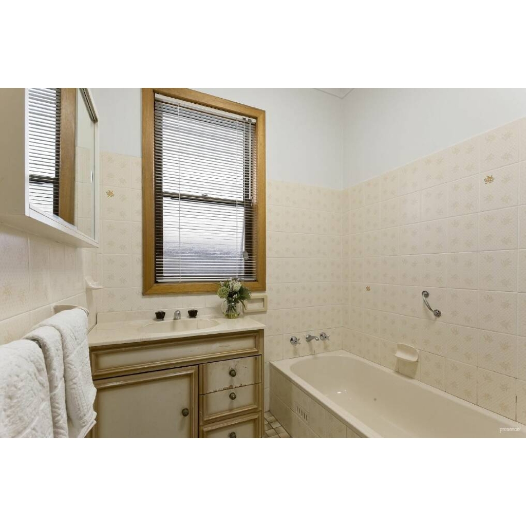 Unrenovated 1950s three-bedder fetches $1.61m after 250 buyer enquiries