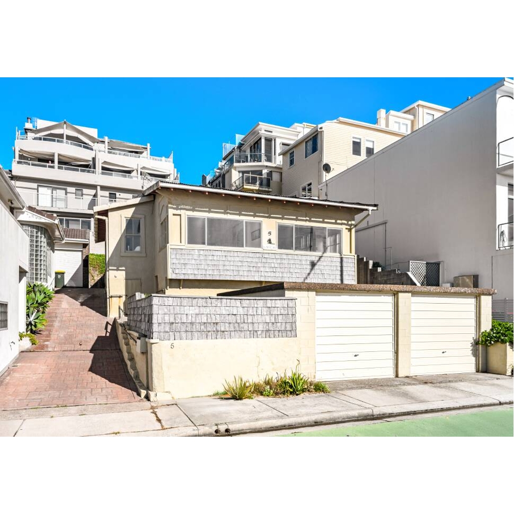 Oceanfront house on Shortland Esplanade listed for first time since 1983