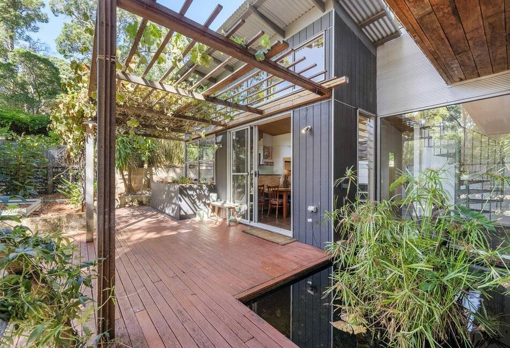 Social media mummy blogger Constance Hall lists Margaret River 'tree house'