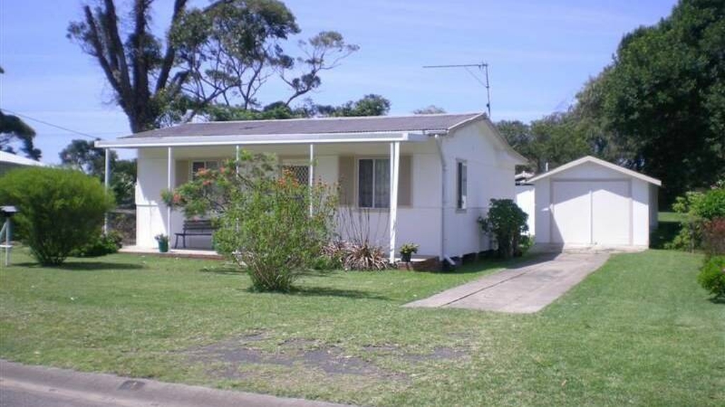 How a South Coast retro shack makeover saw this two-bedder sell for ...