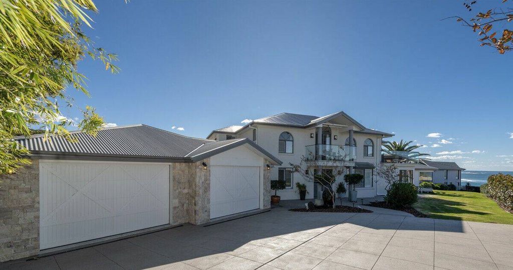 Two luxury Caves Beach stunners sold in a flash, and this one could be next