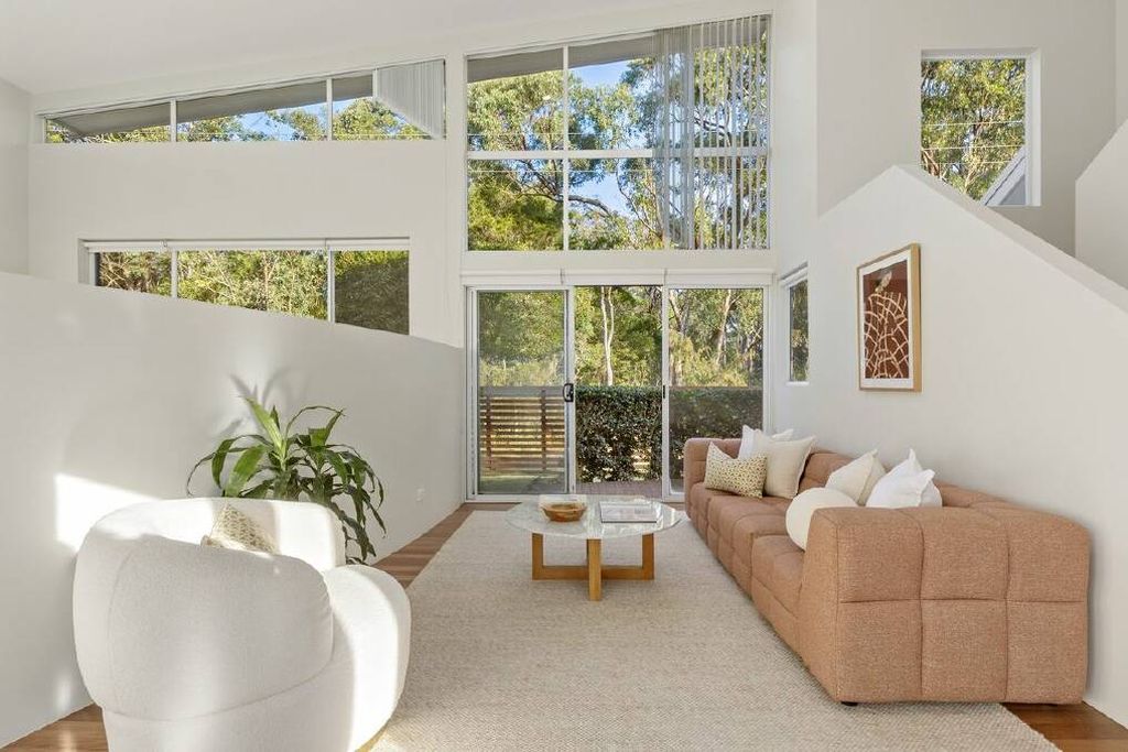 Kevin Snell-designed house sells for street record at auction in Eleebana