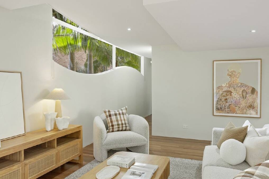 Kevin Snell-designed house sells for street record at auction in Eleebana