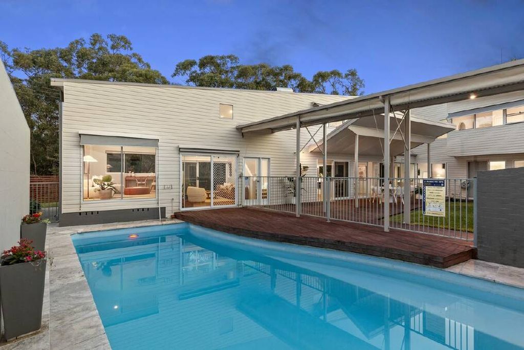 Kevin Snell-designed house sells for street record at auction in Eleebana