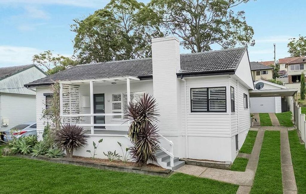 Kevin Snell-designed house sells for street record at auction in Eleebana