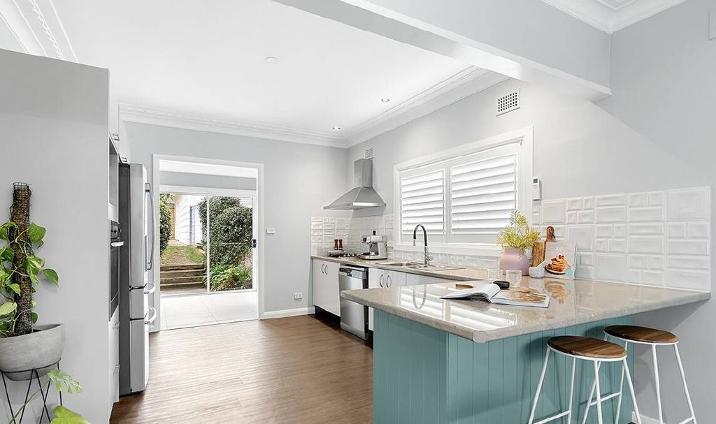 Kevin Snell-designed house sells for street record at auction in Eleebana