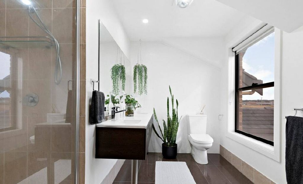 Hunter agent's 'loo with a view' video for Aberglasslyn acreage clocks ...