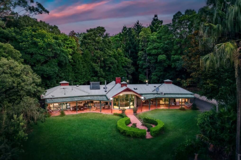 How a multi-million dollar castle was built in a town of less than 500
