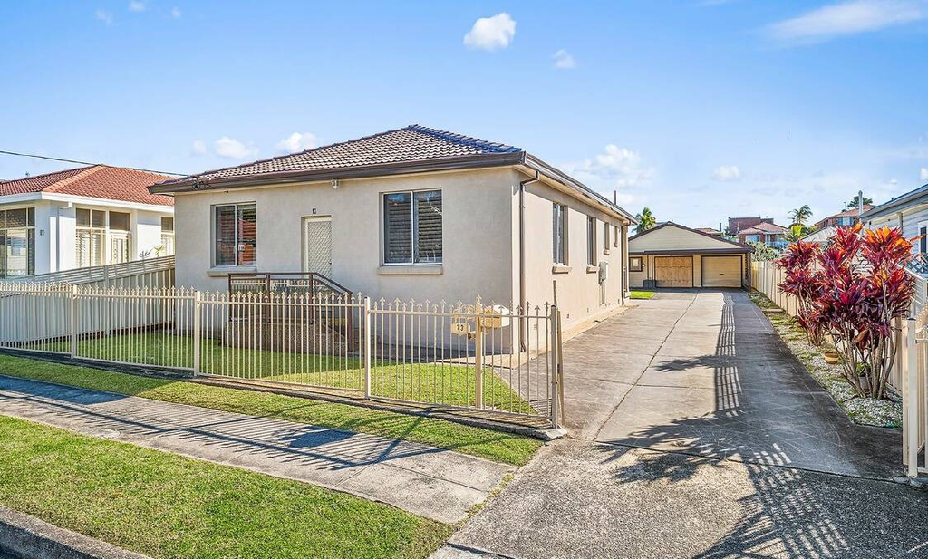 'It needs a little TLC': Port Kembla home fetches nearly $1m at auction