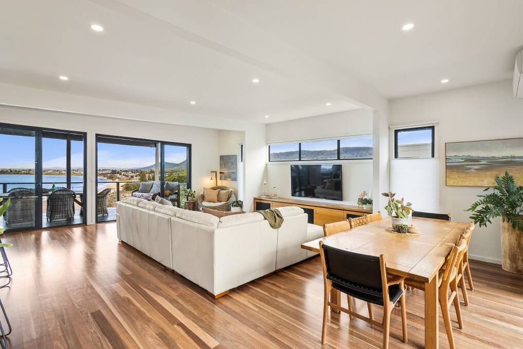 'Pictures don't entirely do the view justice': Austinmer home with wow ...