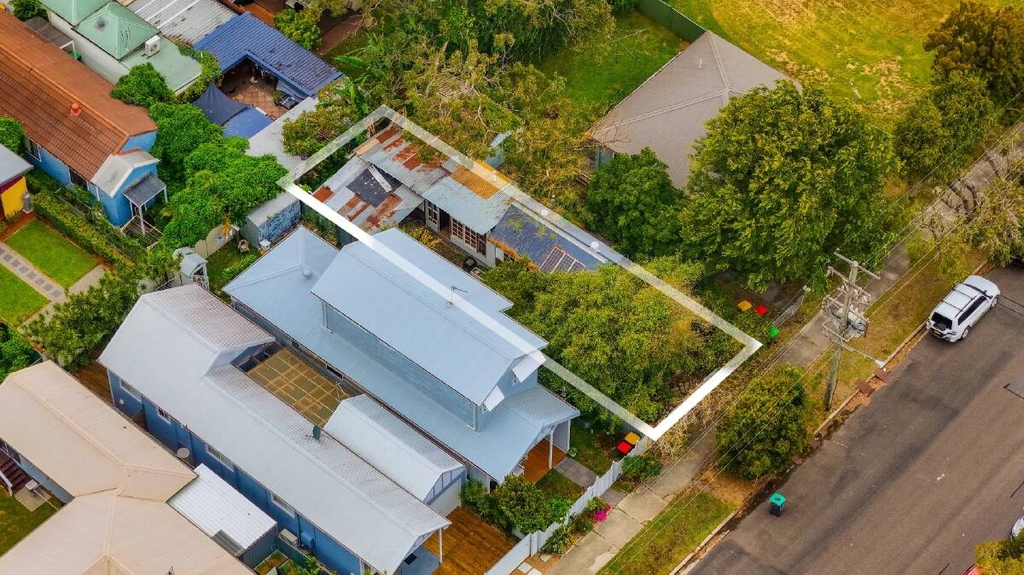 Block with no sewer and a condemned dwelling sells at auction in Carrington