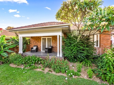 Explore Gordon Avenue, Hamilton South, NSW - 2303 - view.com.au