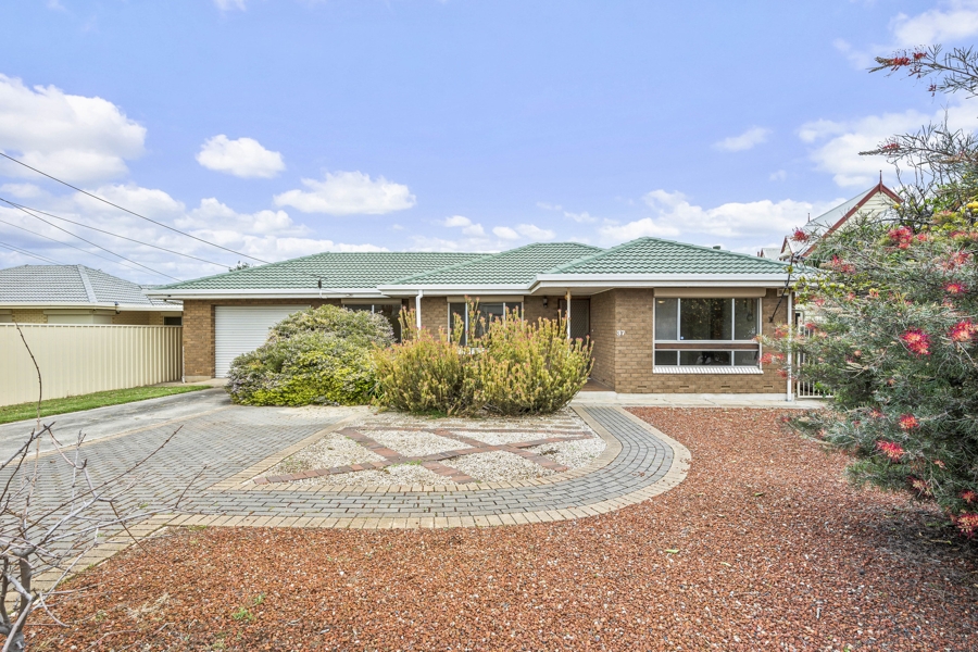 37 Trim Crescent, Old Noarlunga, SA 5168 for Auction | view.com.au