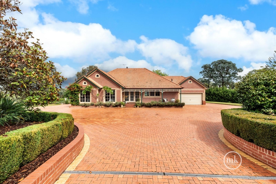 Sold 172 Gosfield Road, Panton Hill, VIC 3759 for $1,880,000 on 01 May ...