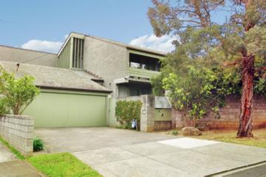 Sold 11 Martin Court, Toorak, VIC 3142 for $1,751,000 on 21 Sep, 2001