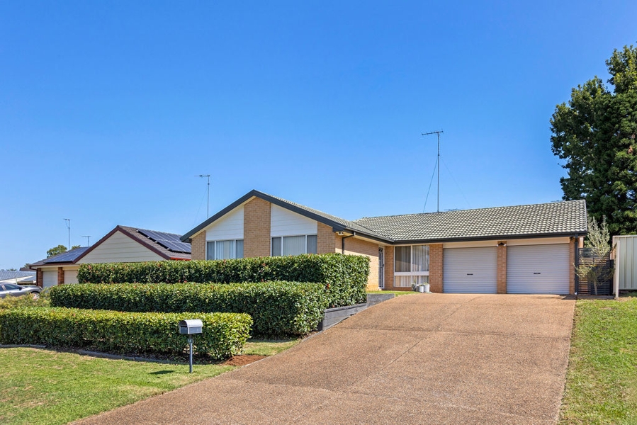 Sold 14 Lehmann Avenue, Glenmore Park, NSW 2745 for $1,380,000 on 16 ...
